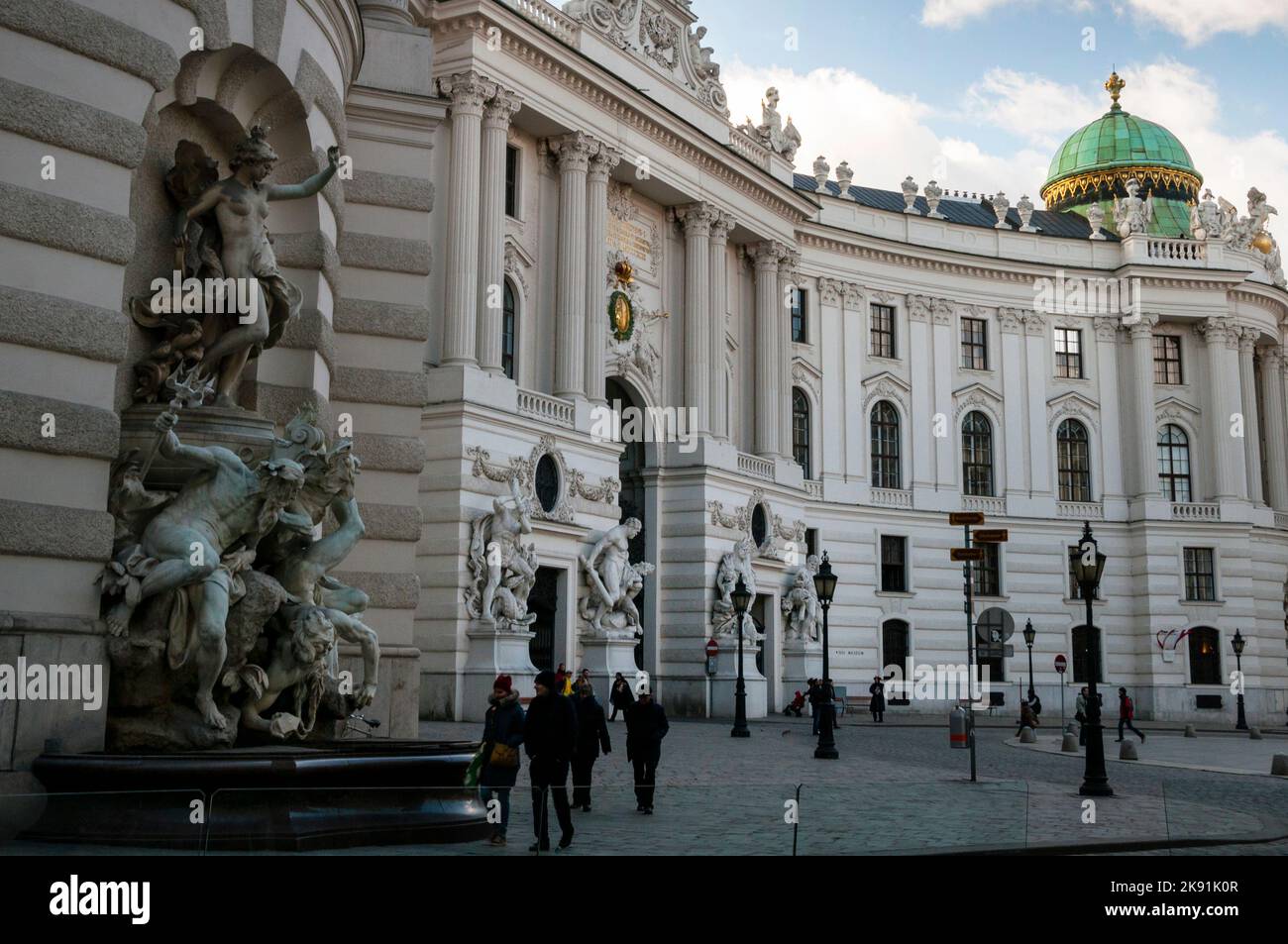 Statue of hercules slaying the lernaean hydra hi-res stock photography ...