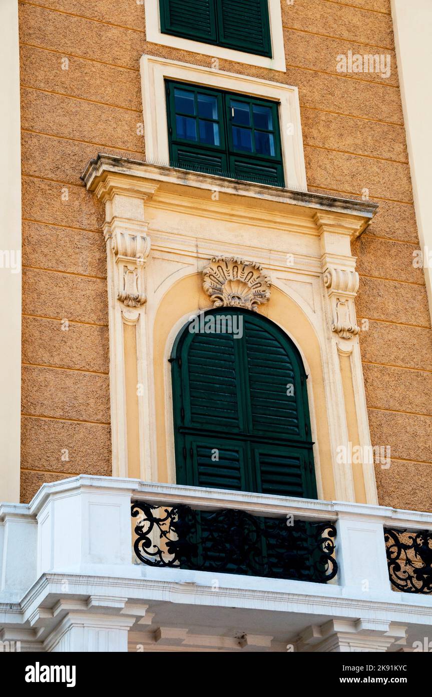 Rococo balcony at the Schönbrunn Palace in Vienna, Austria Stock Photo ...