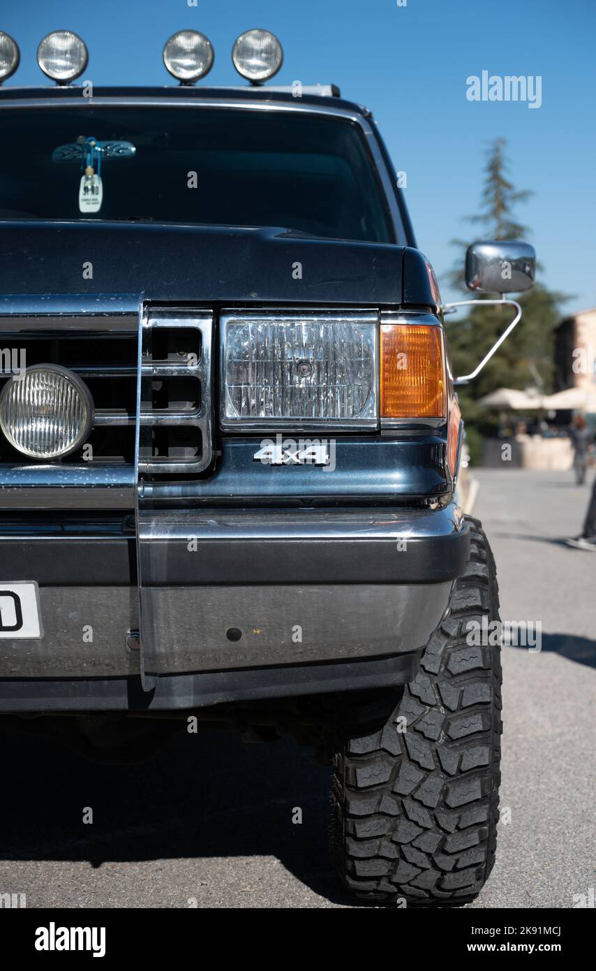 A big SUV offroad Ford Bronco 351 5.8L XLT 4x4 fifth generation 1992 ...