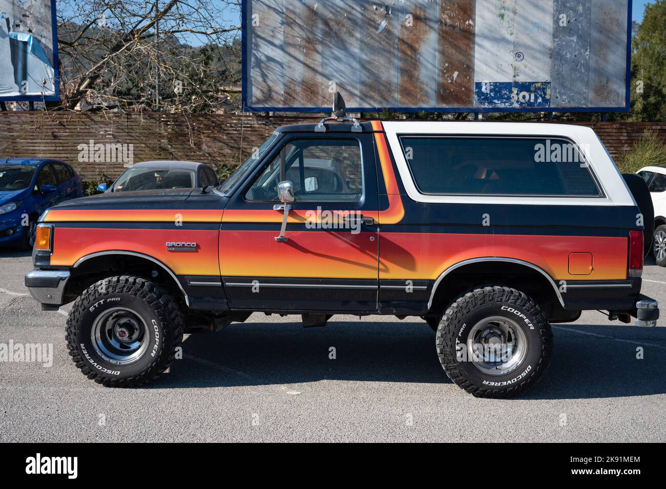 A Big SUV offroad Ford Bronco 351 5.8L XLT 4x4 fifth generation 1992 ...