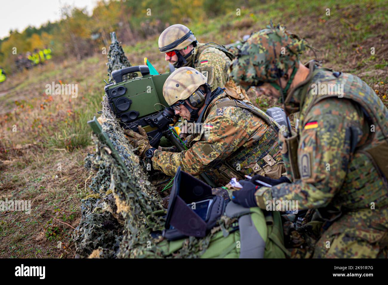 Bergen, Germany. 25th Oct, 2022. German soldiers take part in a combat ...