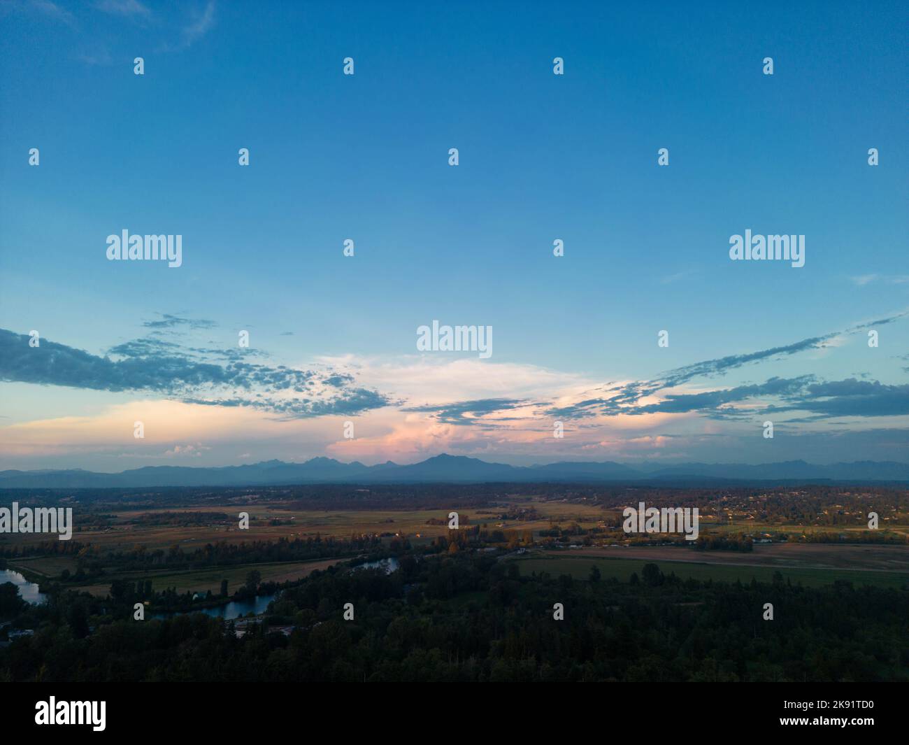 A beautiful view of the sky at sunset from Everett WA with mountains ...