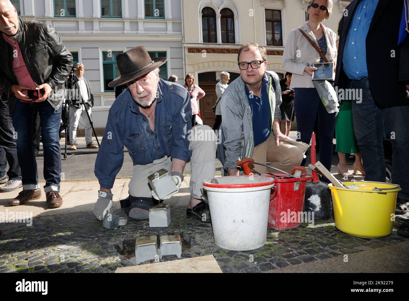 Im Bild: Gunter Demnig. Verlegung der Stolpersteine für Fam. Hans ...