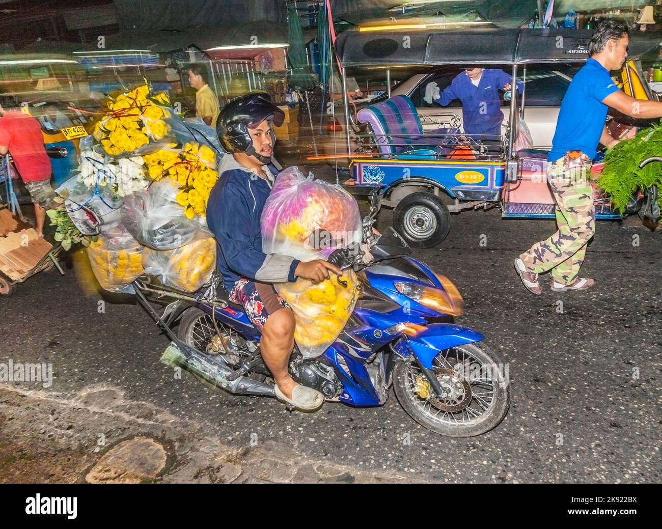BANGKOK, THAILAND - DECEMBER 23: people transport flowers at Pak Khlong ...