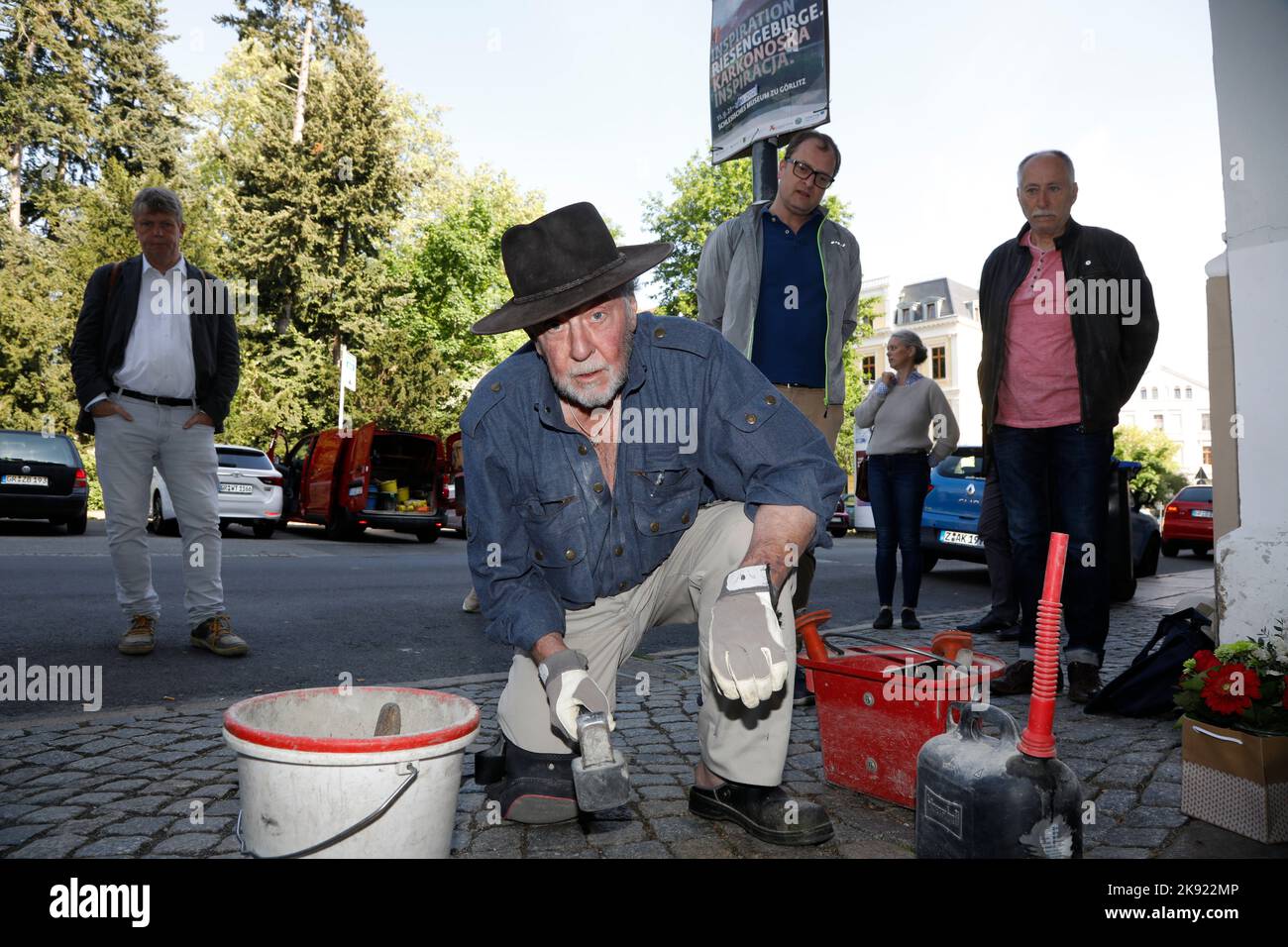 Im Bild:Gunter Demnig. Verlegung der Stolpersteine für Dr. Blau, Albert ...