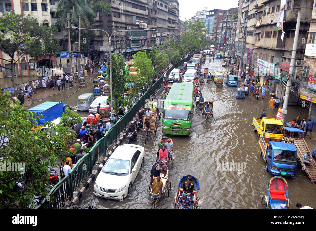 October 25, 2022, Dhaka, Bangladesh: Vehicles and rickshaws try driving ...