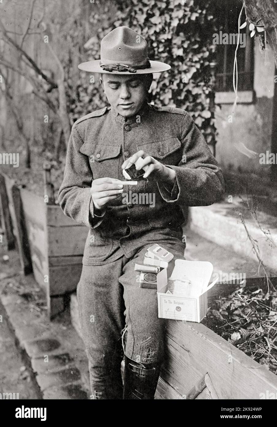 American soldier opening Red Cross Christmas boxes 1918 Stock Photo - Alamy