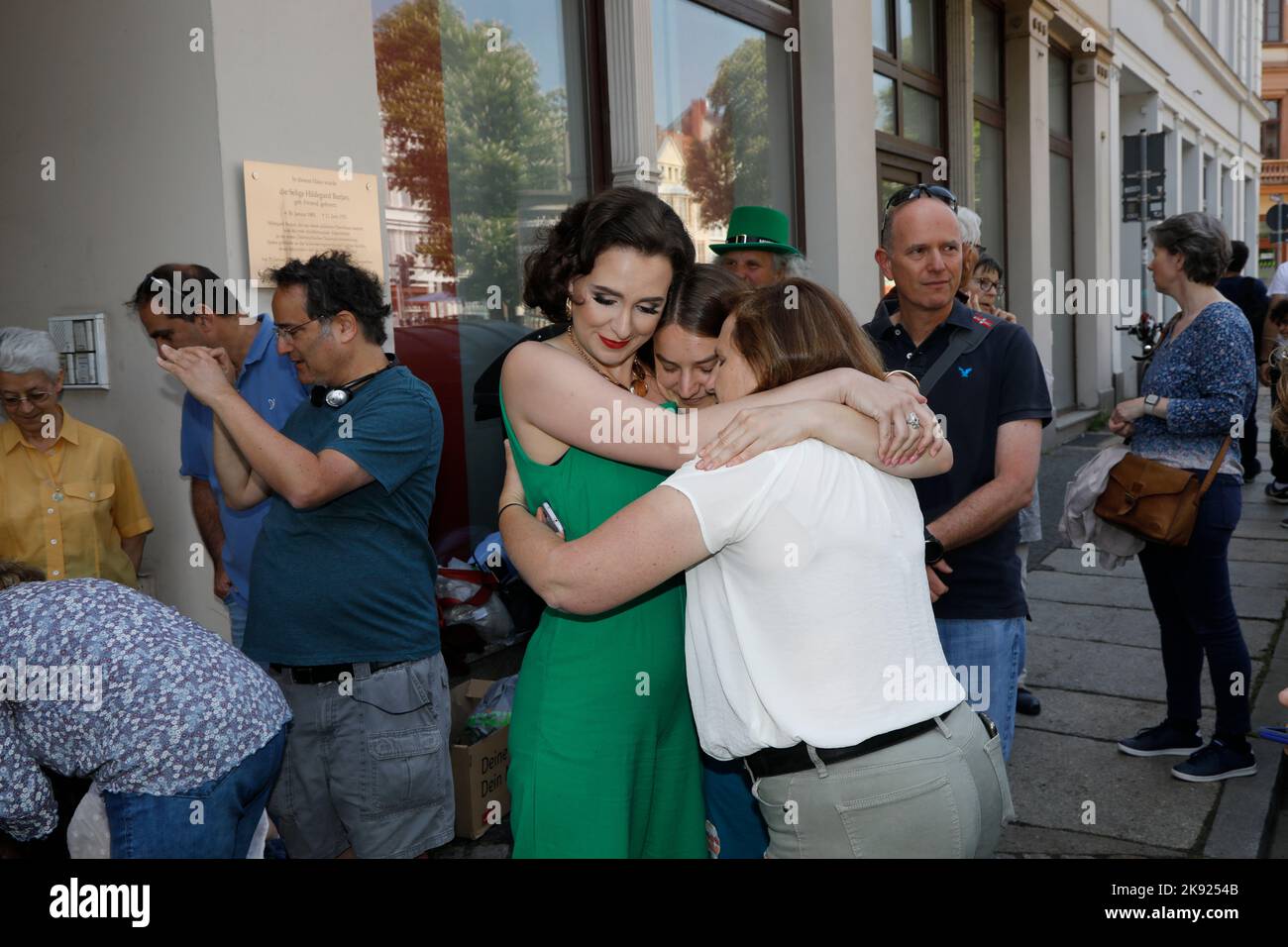 Verlegung der Stolpersteine für Fam. Kupferberg, 6 Stolpersteine - Elisabethstrasse 36 in ...