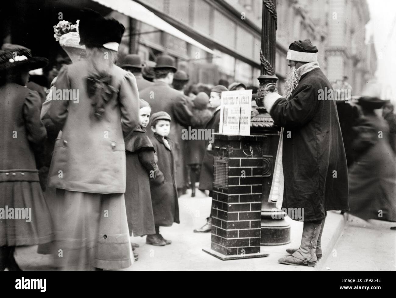 Christmas Charity the year 1900, Old street photo - Photo by Bain News ...