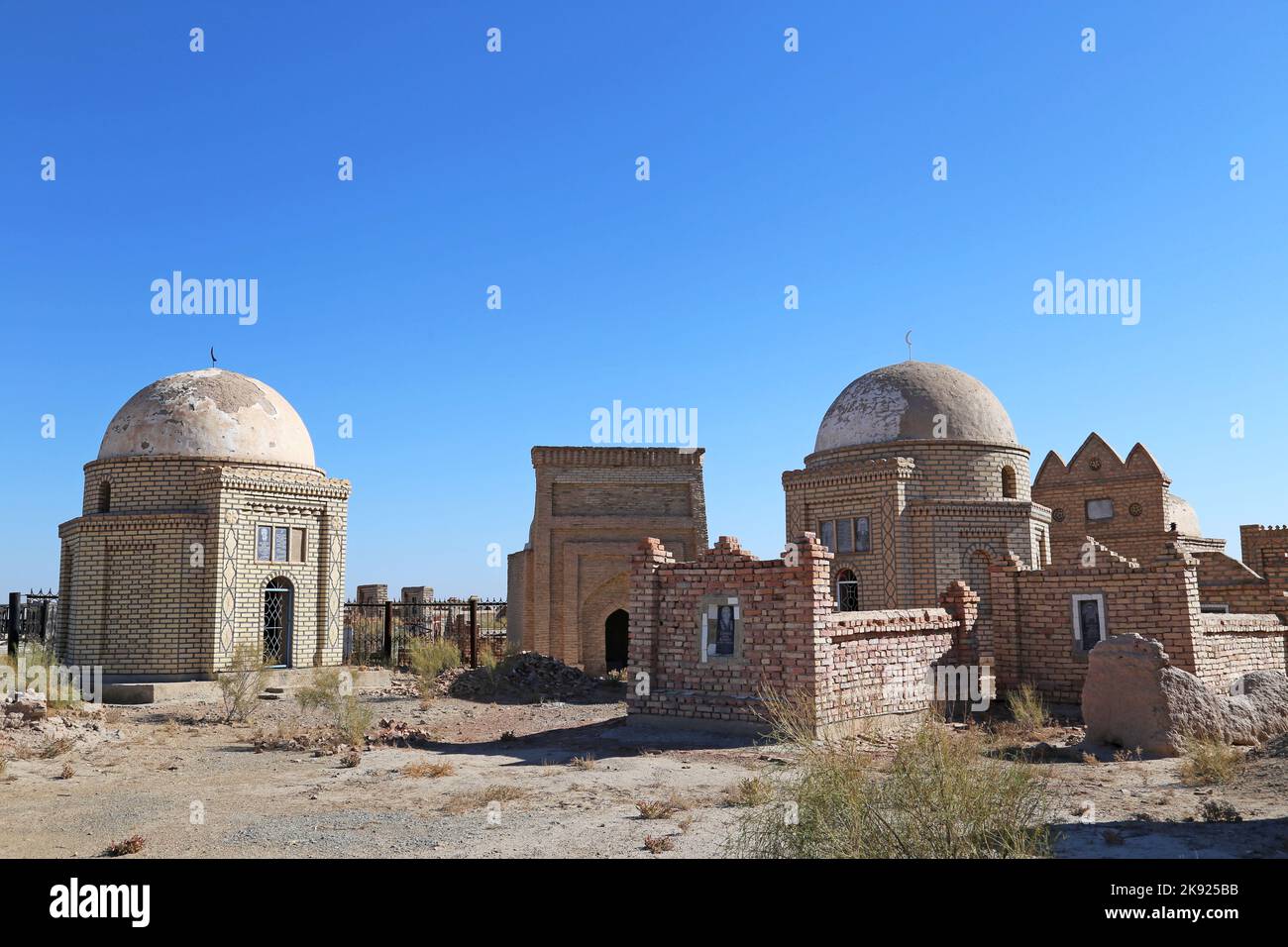Muslim cemeteries central asia hi-res stock photography and images - Alamy