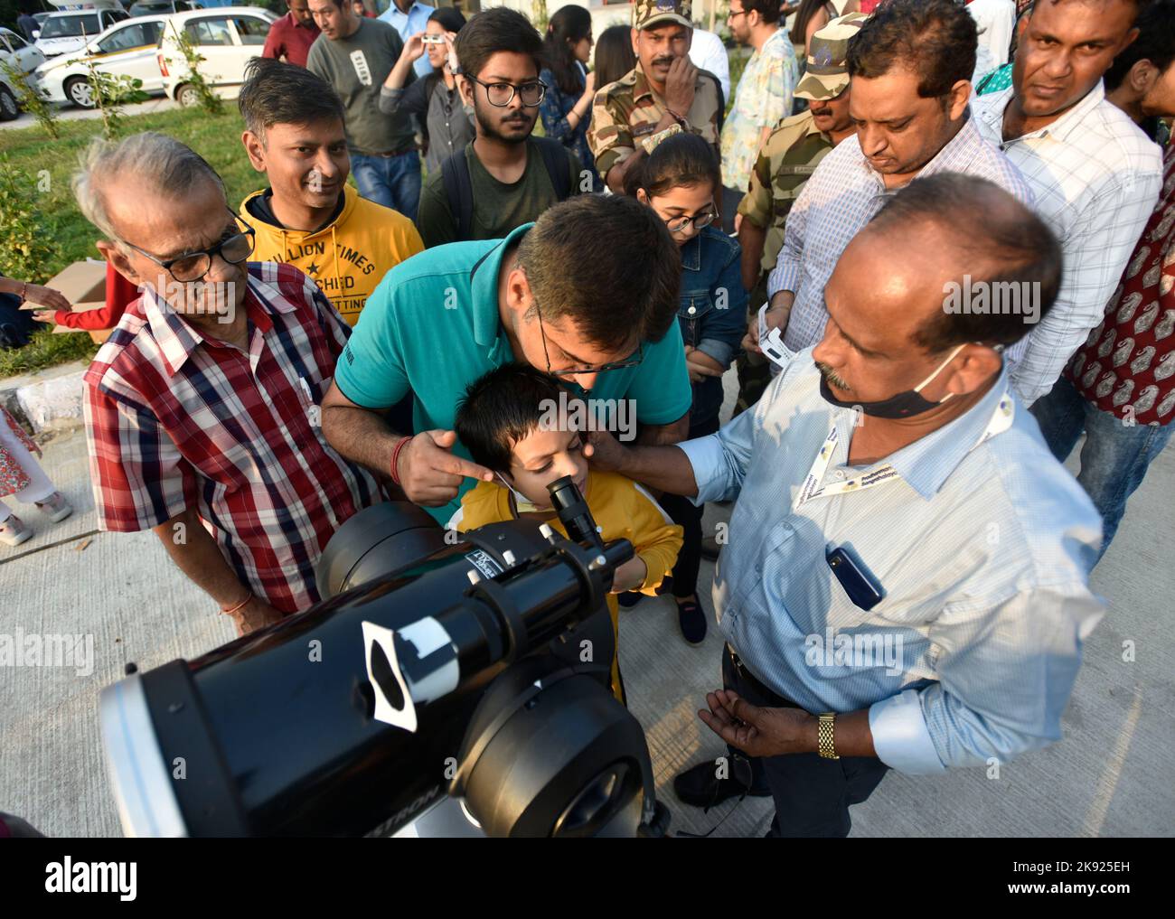 New Delhi, India. 25th Oct, 2022. NEW DELHI, INDIA - OCTOBER 25: People ...