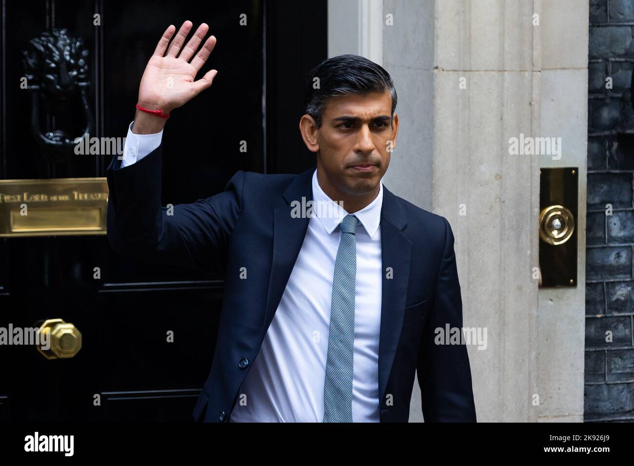 New British Prime Minister Rishi Sunak gestures outside 10 Downing ...