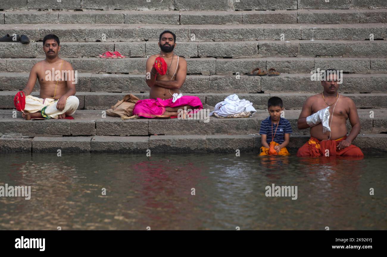 Mumbai, India. 25th Oct, 2022. MUMBAI, INDIA - OCTOBER 25: Indian Hindu ...