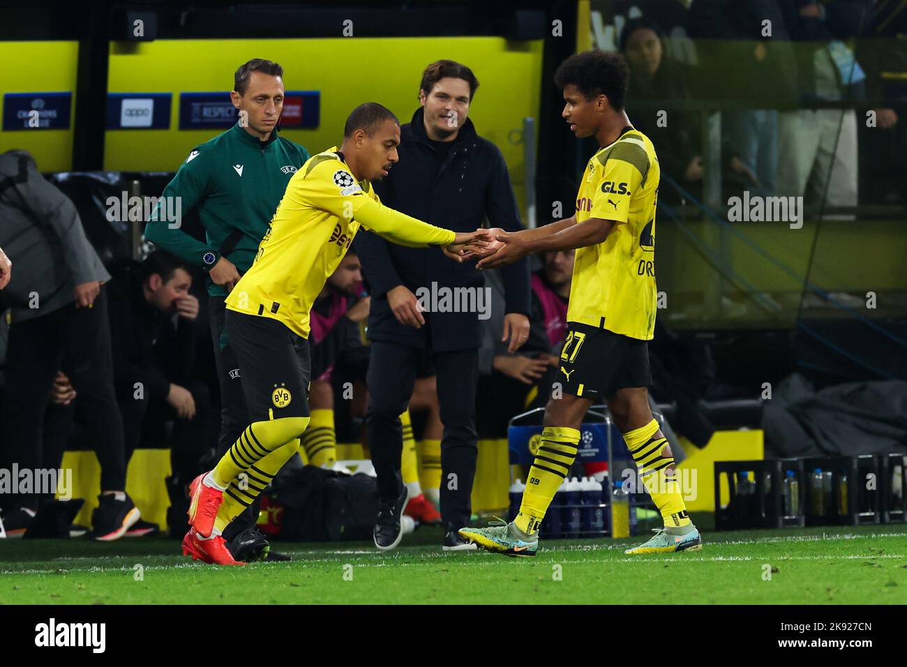 DORTMUND, GERMANY - OCTOBER 25: Donyell Malen of Borussia Dortmund ...