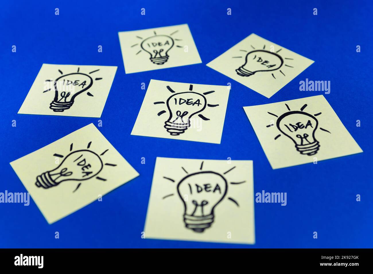 Light bulbs drawn on sticky notes. Hand drawn doodle lineart. Ideas ...