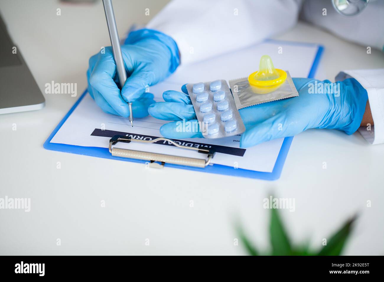 Close up of doctor holding pill for men health Stock Photo - Alamy