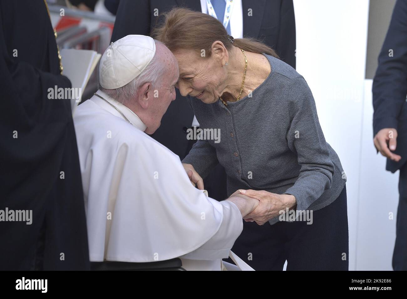 Rome, Italy. 25th Oct, 2022. Pope Francis greets Holocaust survivor ...