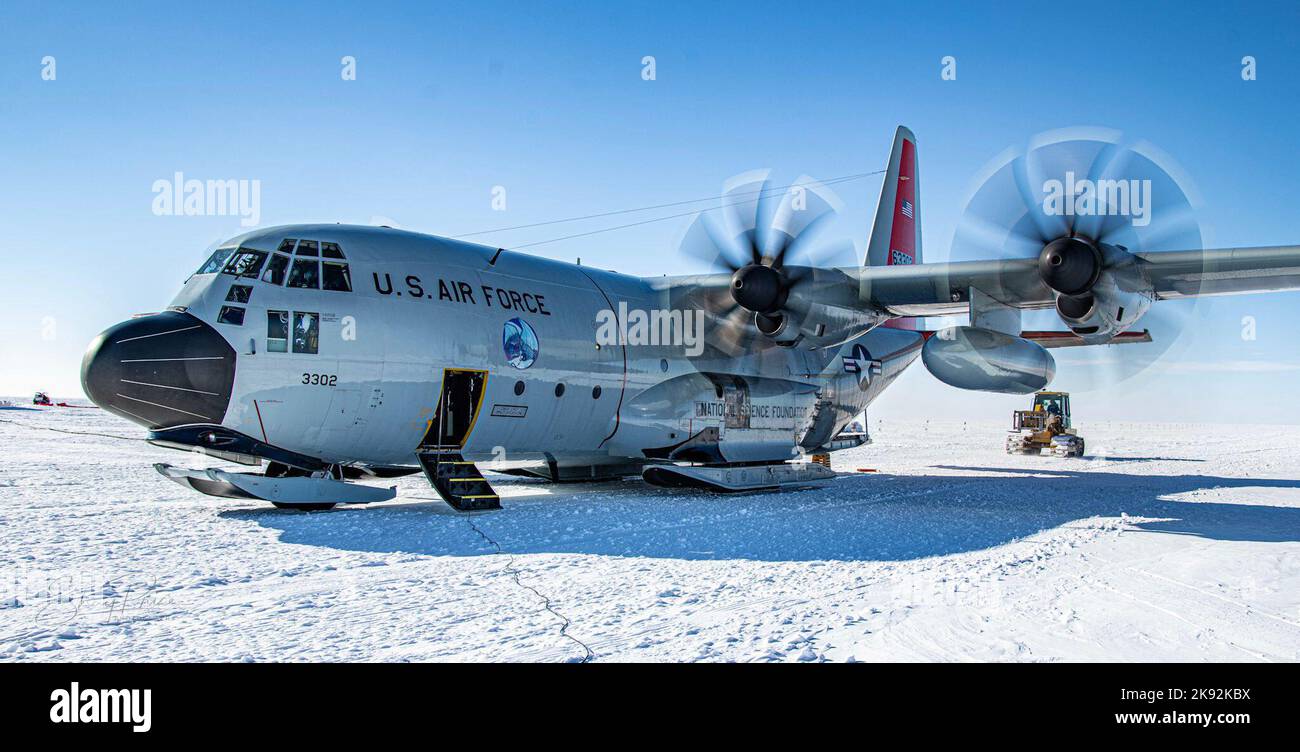 A LC-130 "Skibird" assigned to the 109th Airlift Wing, New York Air ...