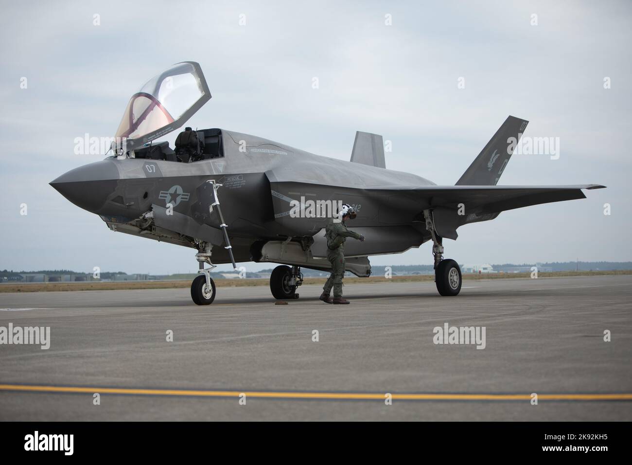 A U.S. Marine Corps F-35B Lightning II pilot with Marine Fighter Attack ...