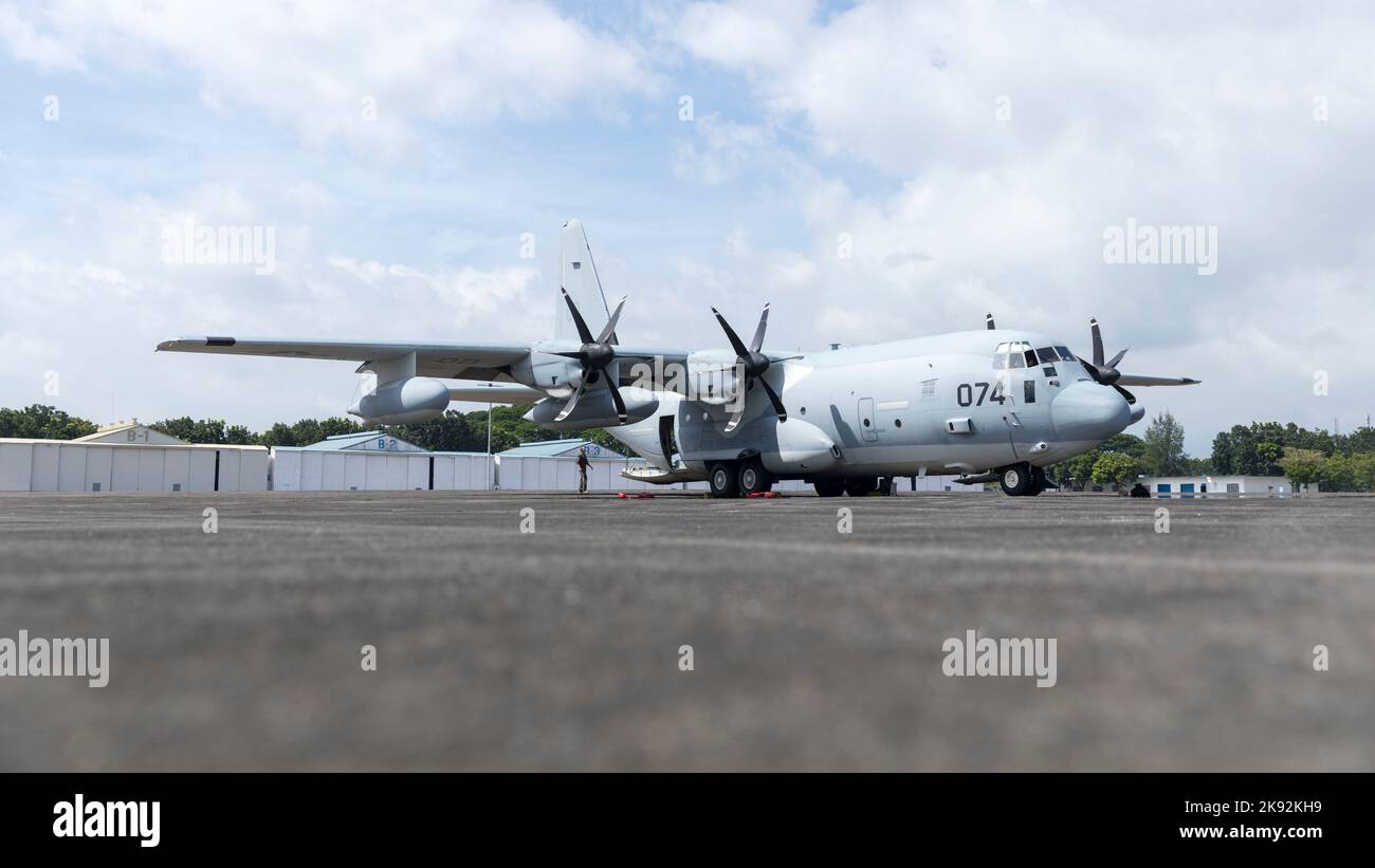 U.S. Marines with Marine Aerial Refueler Transport Squadron (VMGR) 152 ...