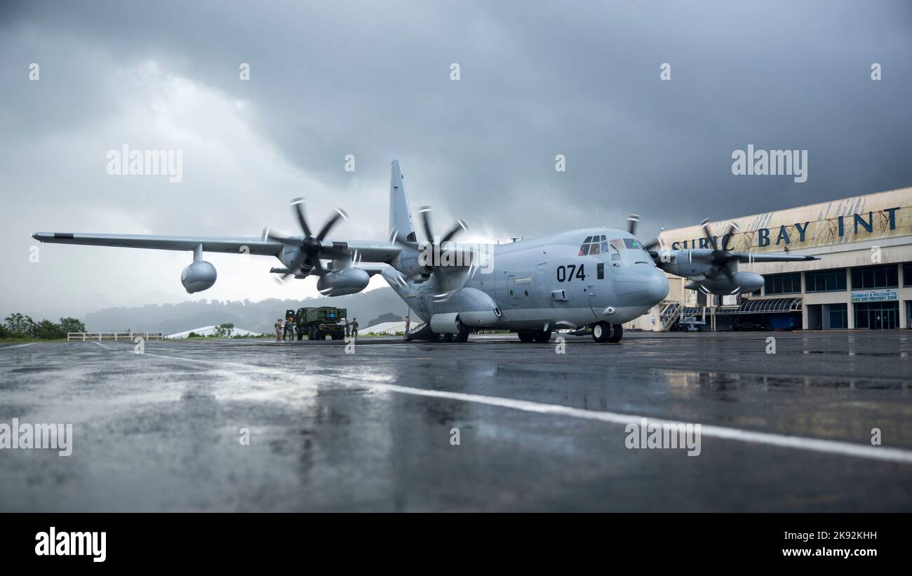 U.S. Marines with Marine Aerial Refueler Transport Squadron (VMGR) 152 ...