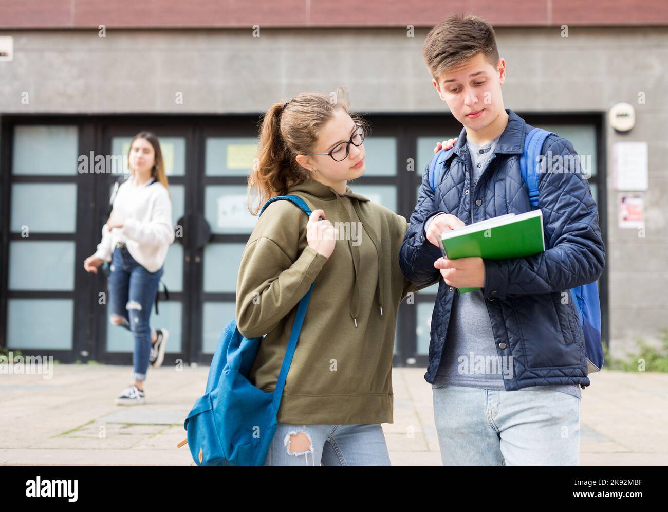 Teen boy and girl talking hi-res stock photography and images - Alamy