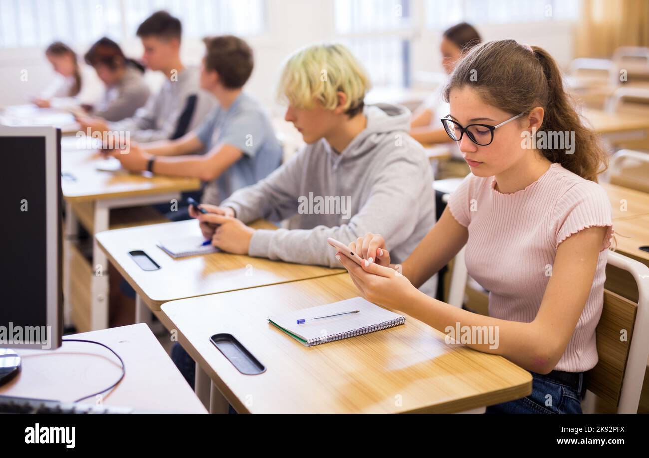 Teens using devices work hi-res stock photography and images - Alamy