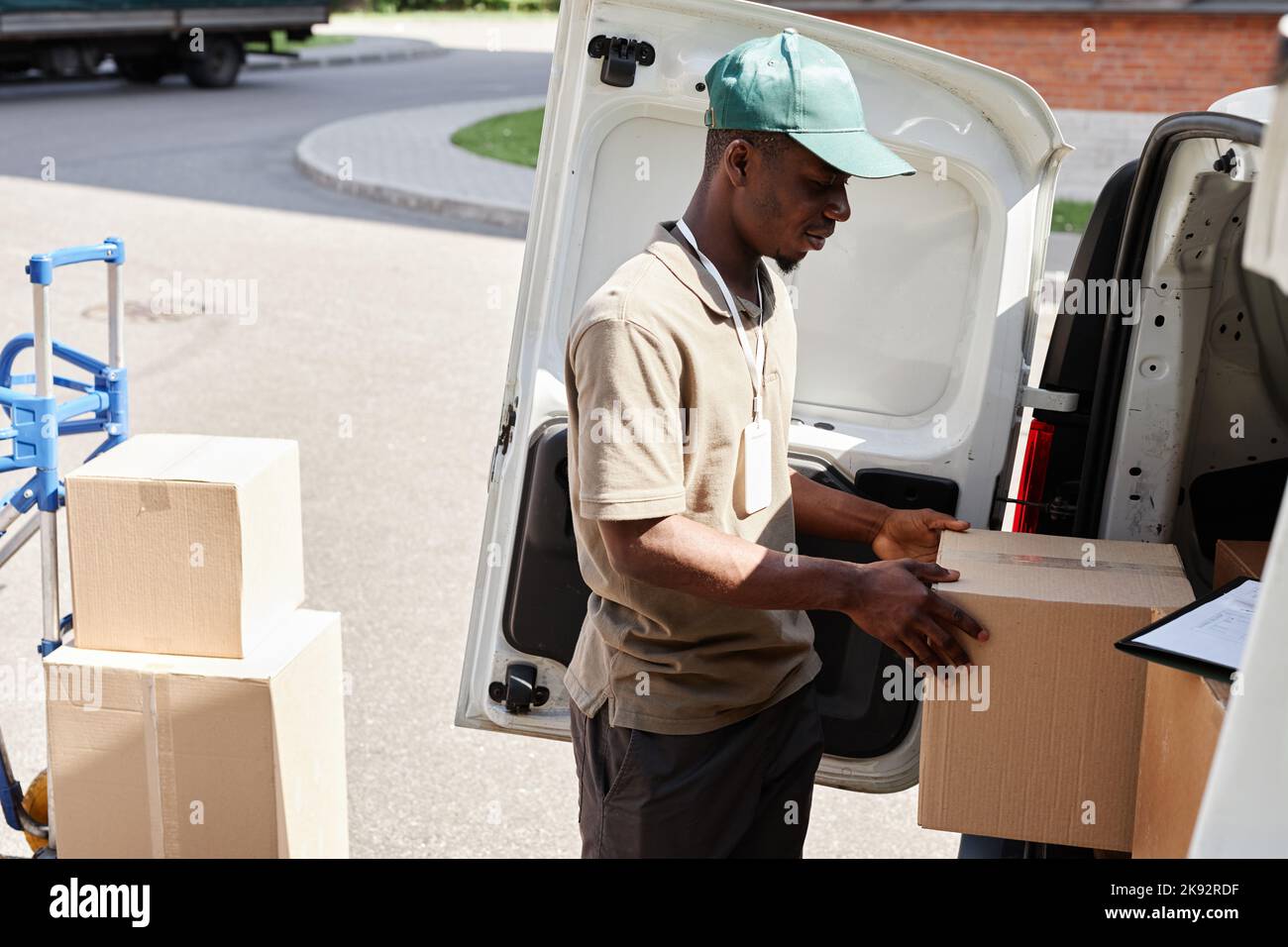 Unloading delivery van hi-res stock photography and images - Alamy