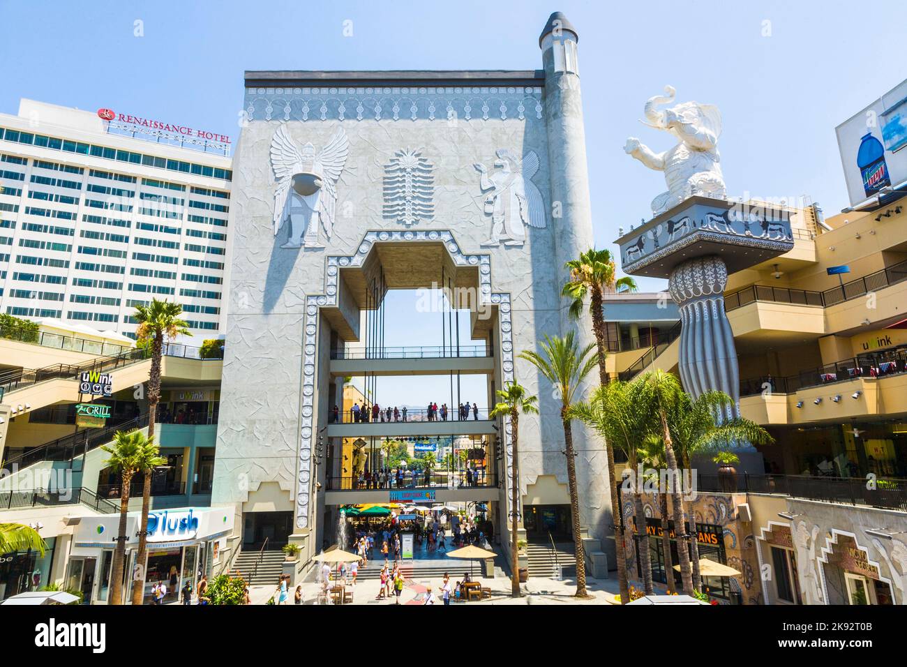 LOS ANGELES, USA - JULY 5, 2008: The Hollywood and Highland Center is a ...