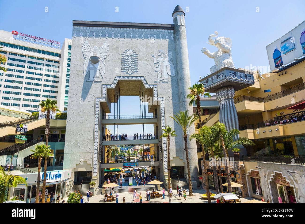 LOS ANGELES, USA - JULY 5, 2008: The Hollywood and Highland Center is a ...