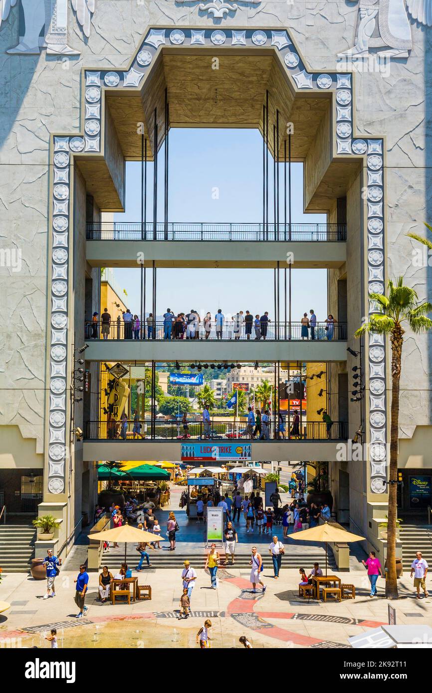 LOS ANGELES, USA - JULY 5, 2008: The Hollywood and Highland Center is a ...
