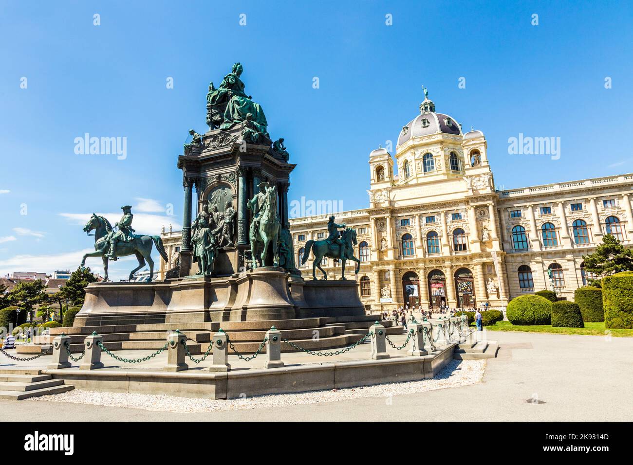 Statue front of vienna kunsthistorisches museum hi-res stock ...