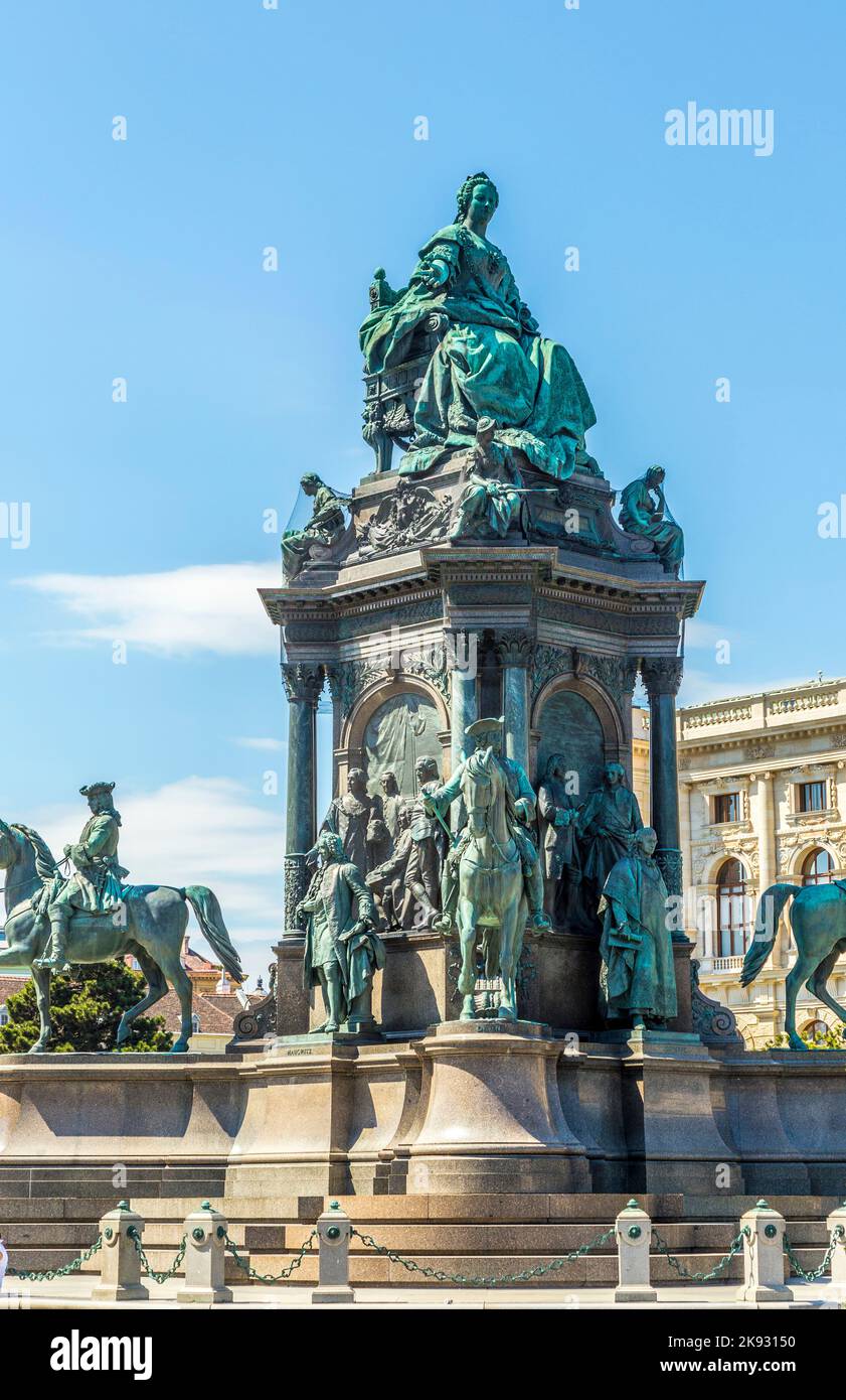 Statue front of vienna kunsthistorisches museum hi-res stock ...