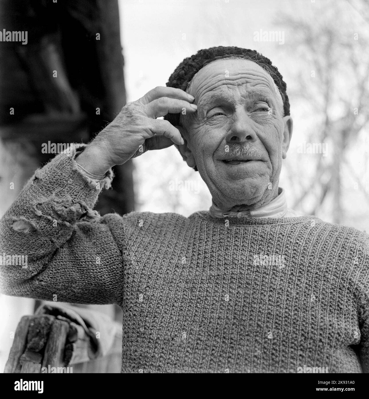 Man approx Black and White Stock Photos & Images - Alamy