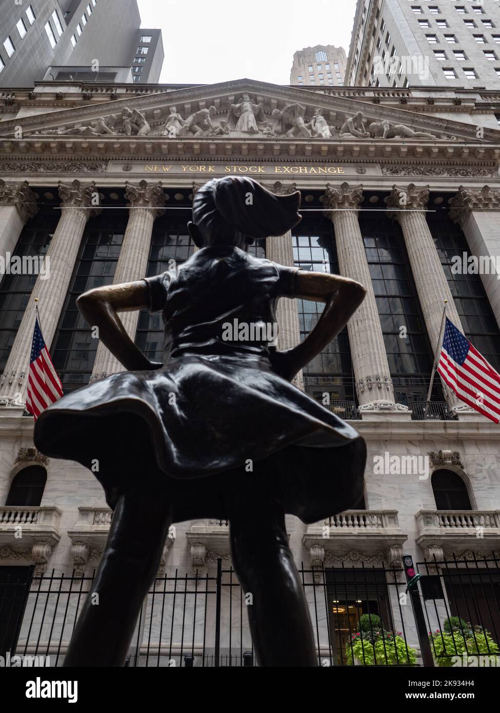 The Fearless Girl bronze statue in front of the New York Stock Exchange ...