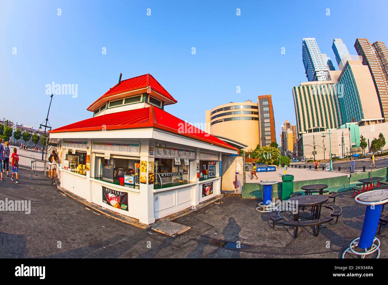 NEW YORK CITY - JUL 8: Fast food hut without clients in sunset at the ...