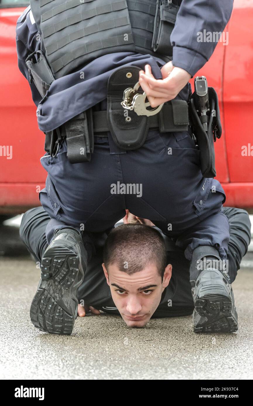 Student cadets of Serbian Police Academy train in basic police / law ...