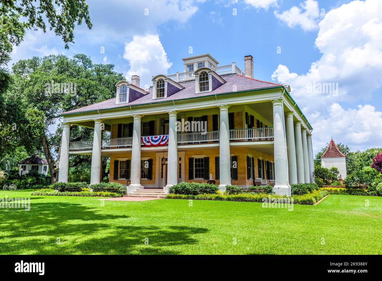 Plantation mansion oak tree hi-res stock photography and images - Alamy
