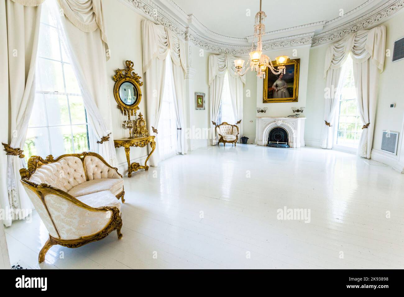 WHITE CASTLE, USA - JULY 14, 2013: rooms inside famous Nottoway ...