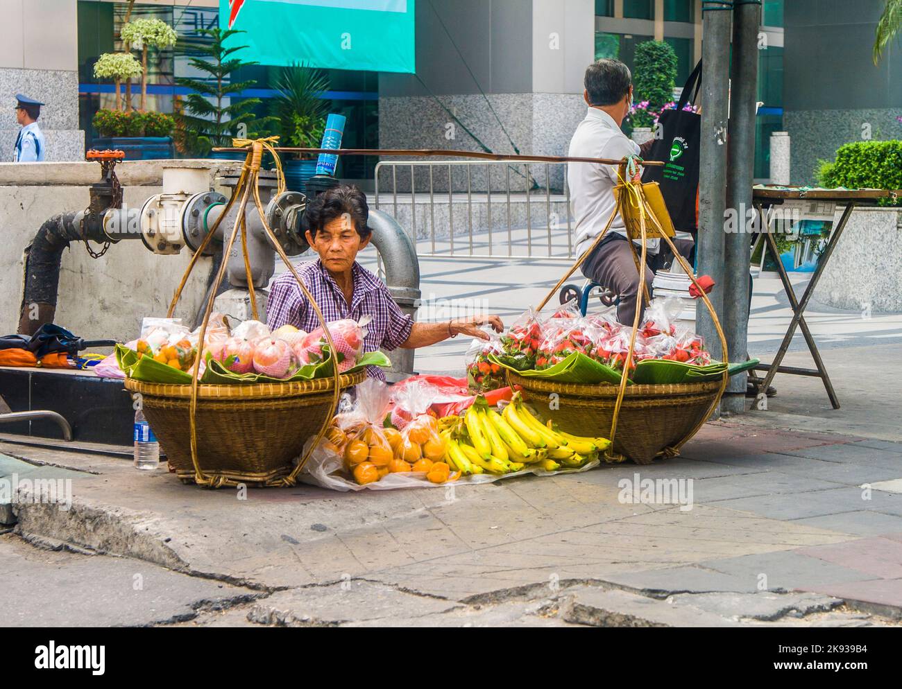 BANGKOK, THAILAND JAN 9, 2008: Unidentified street vendor selling ...