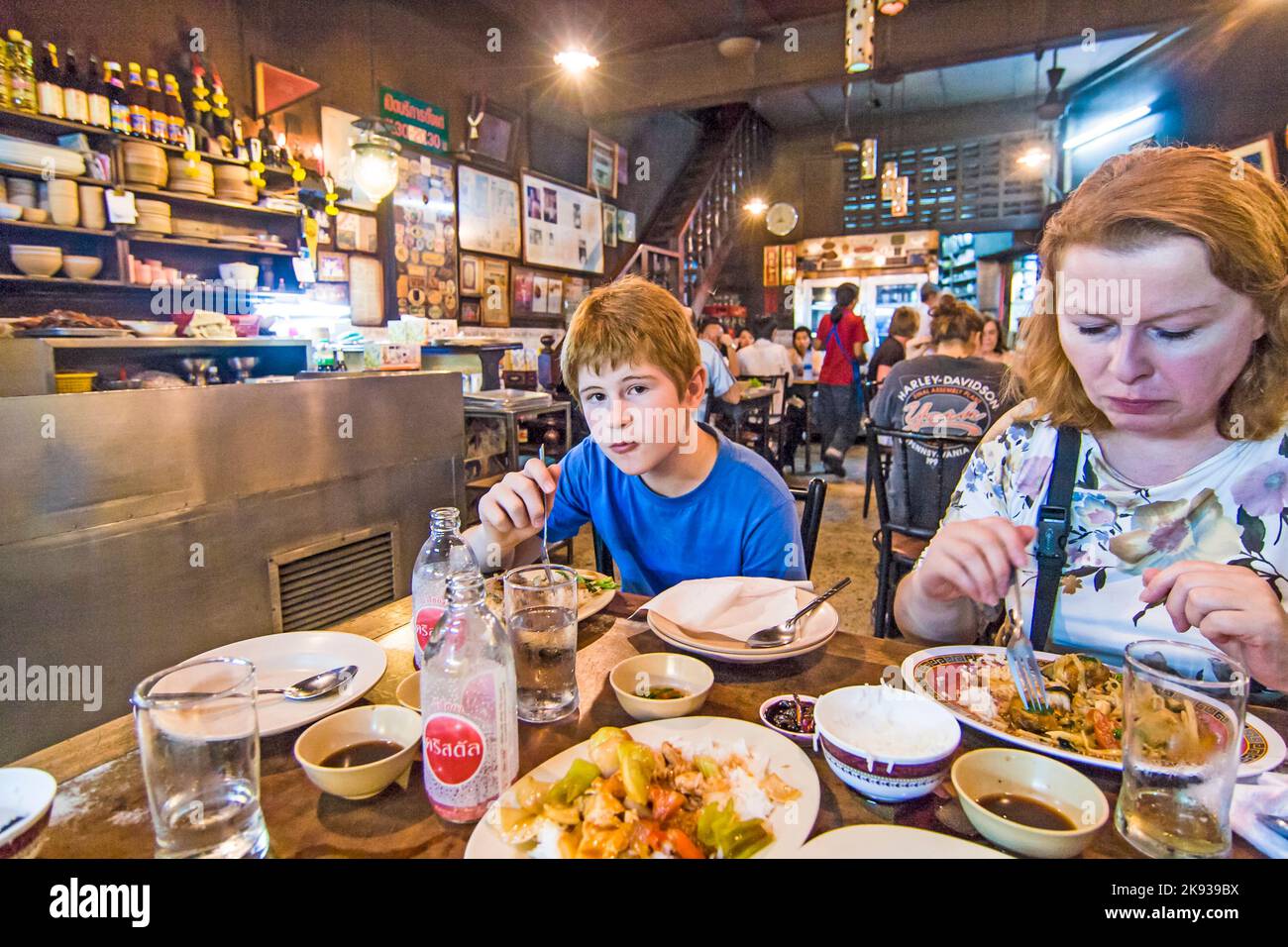 BANGKOK, THAILAND - JAN 9, 2008: family enjoys the meal in an old ...