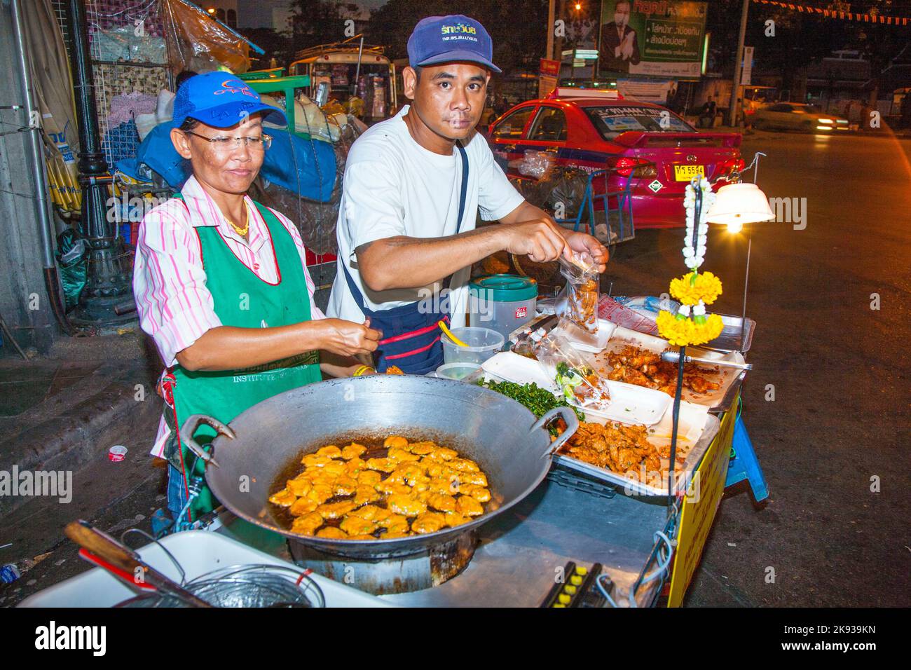 BANGKOK, THAILAND - DEC 23, 2009: An unidentified chef cooks food at a ...