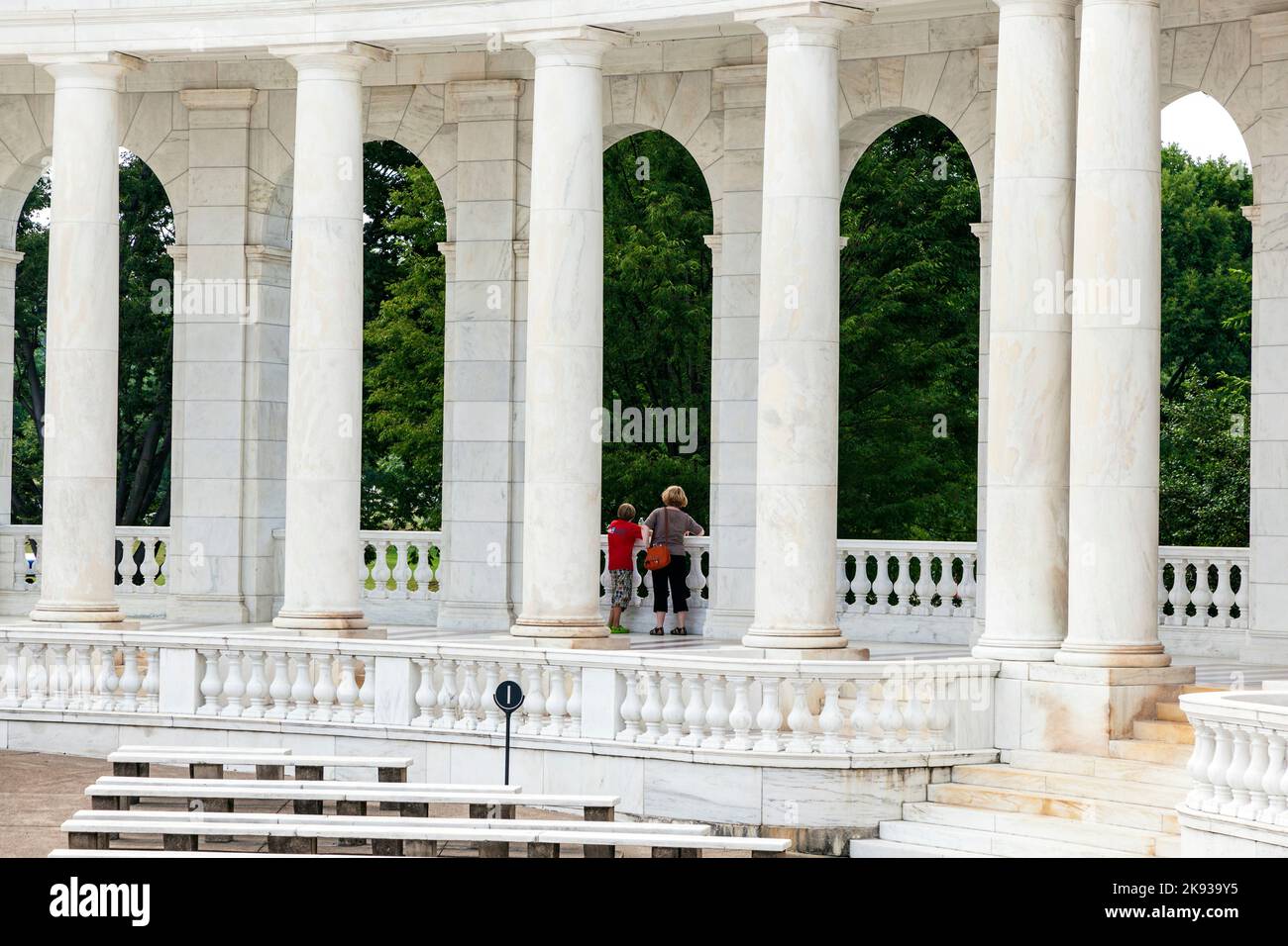 WASHINGTON DC - JUL 15: tourists in the Memorial Amphitheater at ...