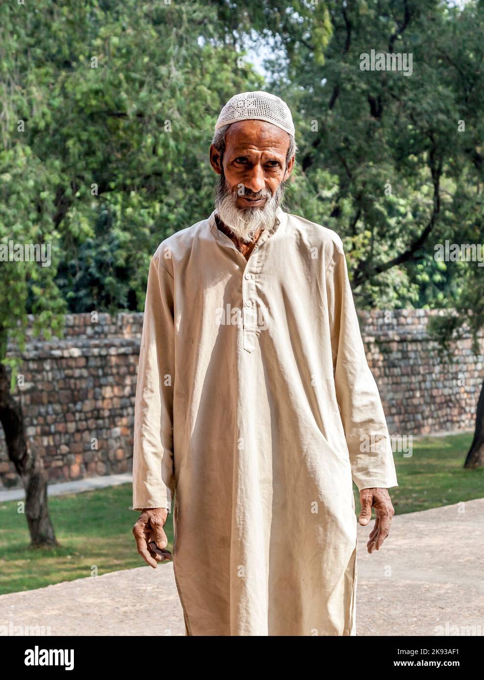 White taqiyah hi-res stock photography and images - Alamy