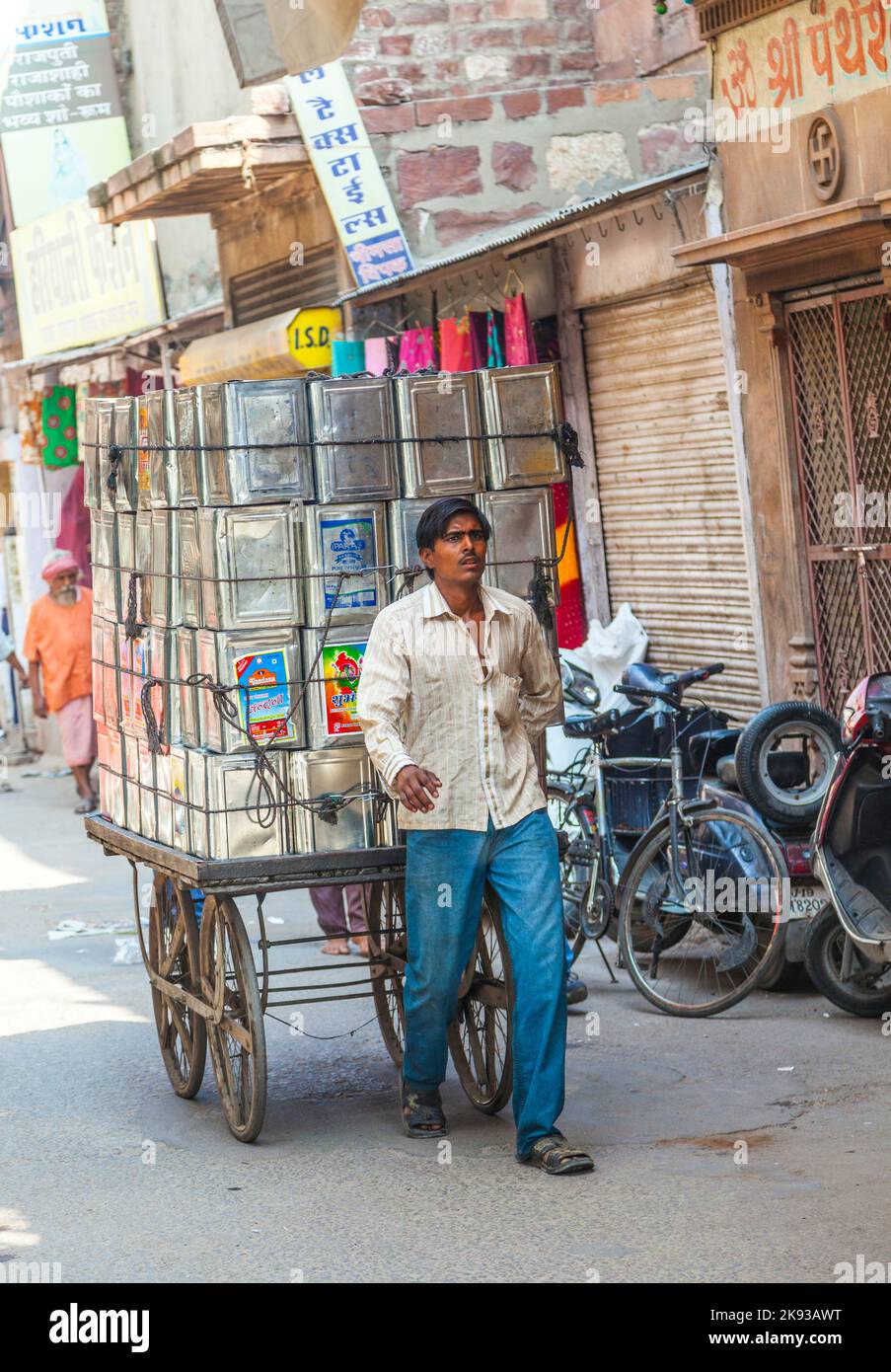 India narrow roads hi-res stock photography and images - Alamy