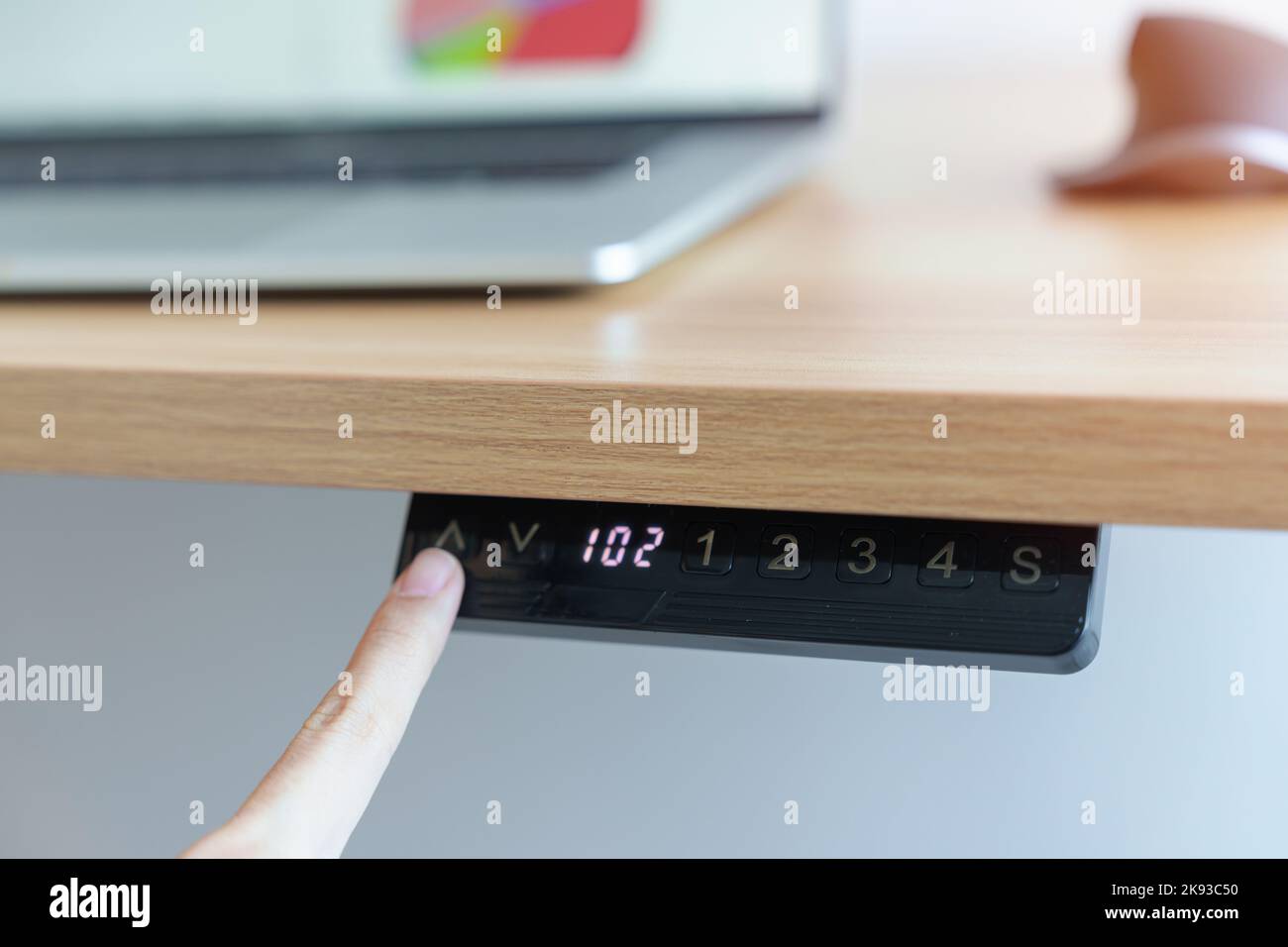 Hand adjustment Ergonomic electric desk or Adjustable height table when ...