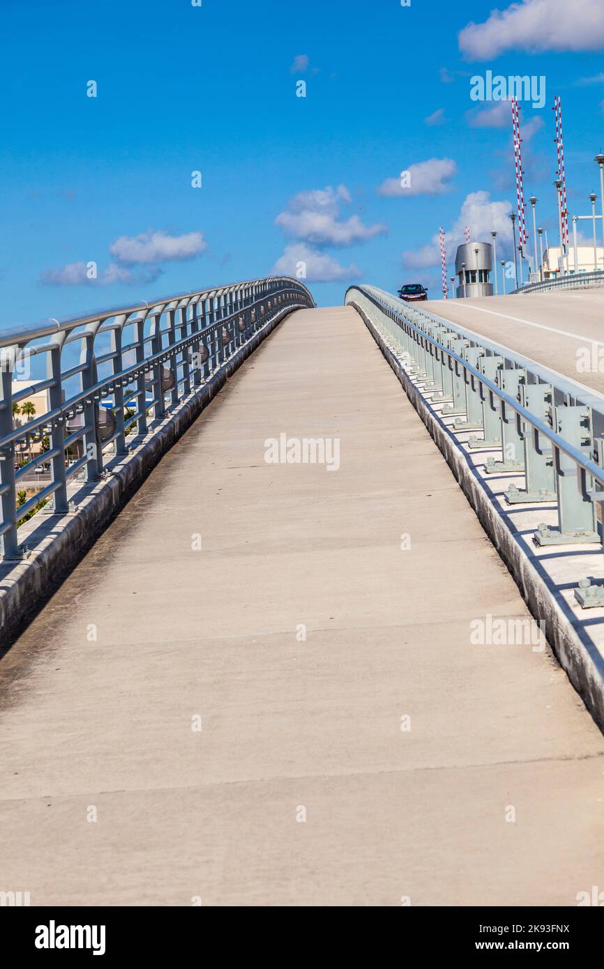 FORT LAUDERDALE, USA - AUG 1, 2010: Bascule bridge over Stranahan River ...
