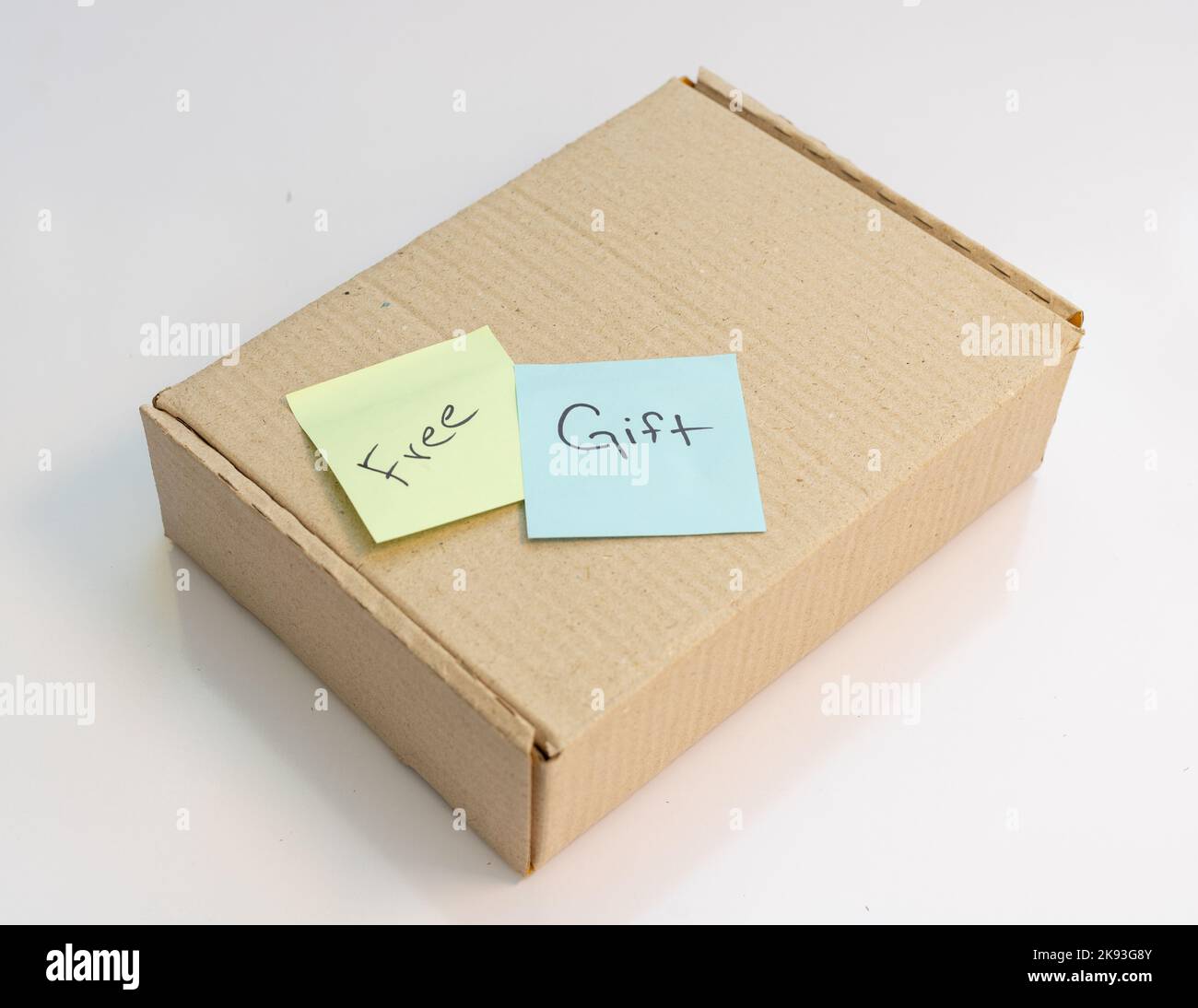 Sticky note of free and gift text on a parcel box Stock Photo - Alamy