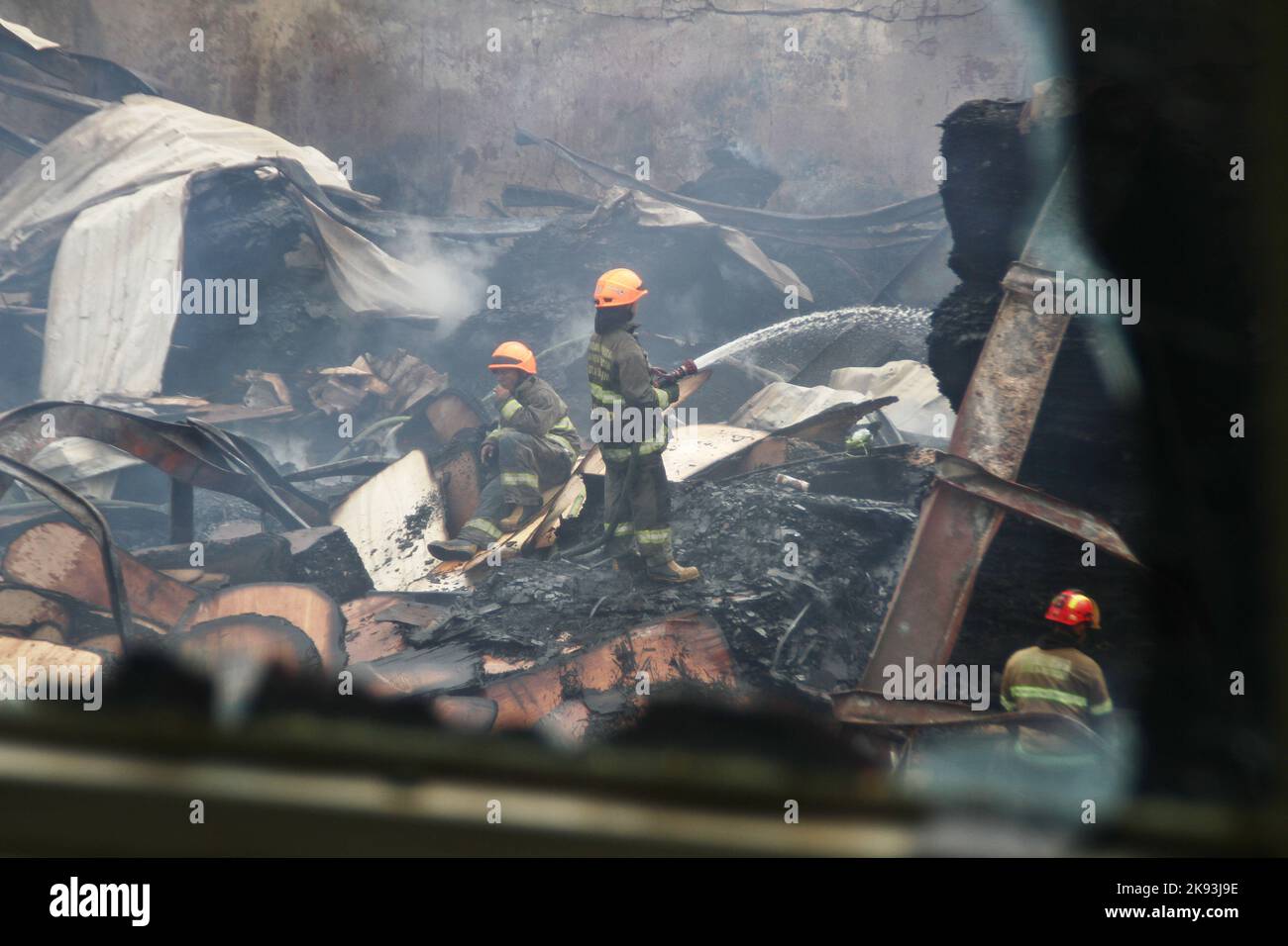 Bandung, West Java, Indonesia. 26th Oct, 2022. Firefighters attempt to ...