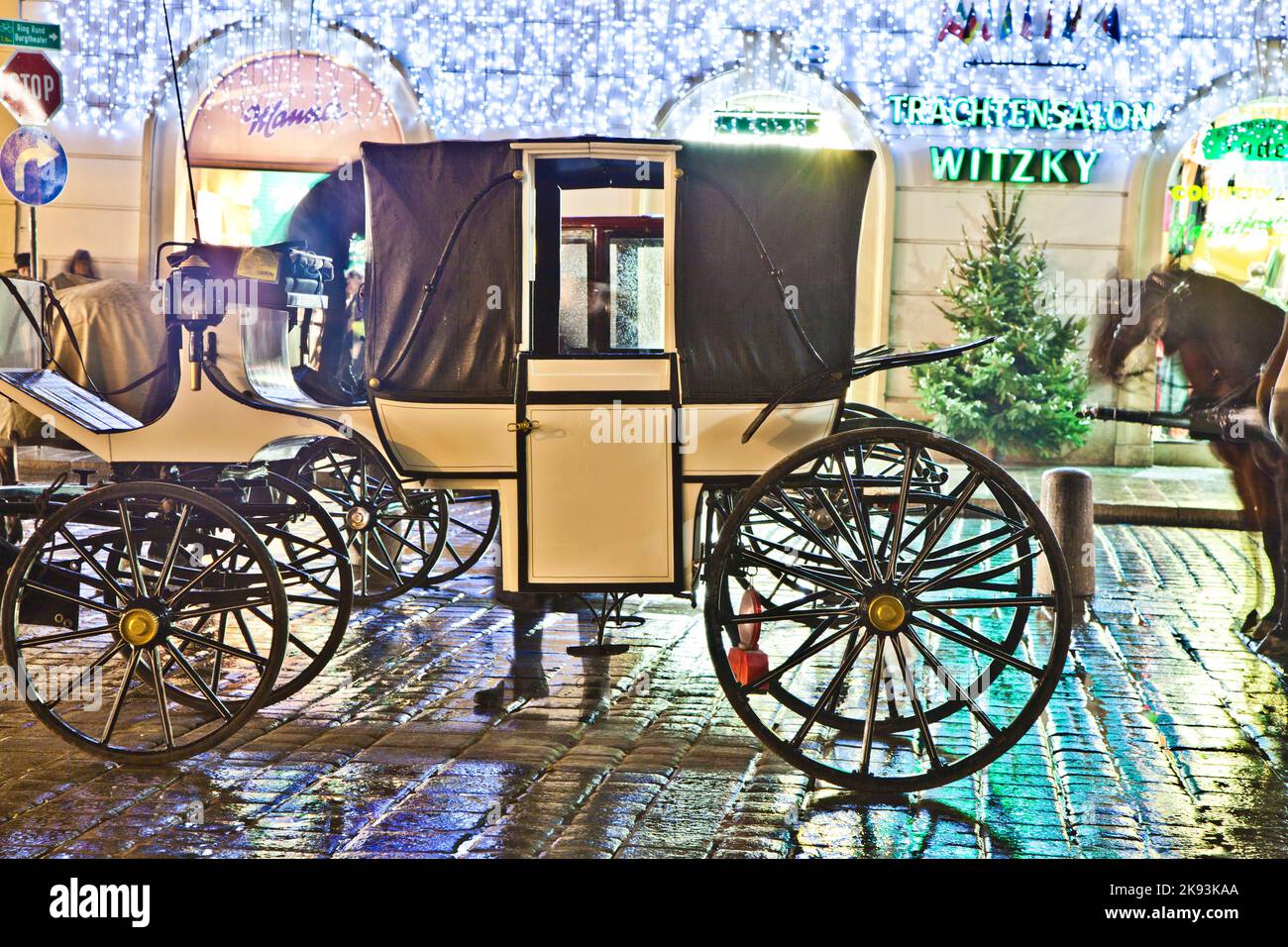 VIENNA, AUSTRIA - NOV 26: famous horse drawm fiaker at the Stephans ...